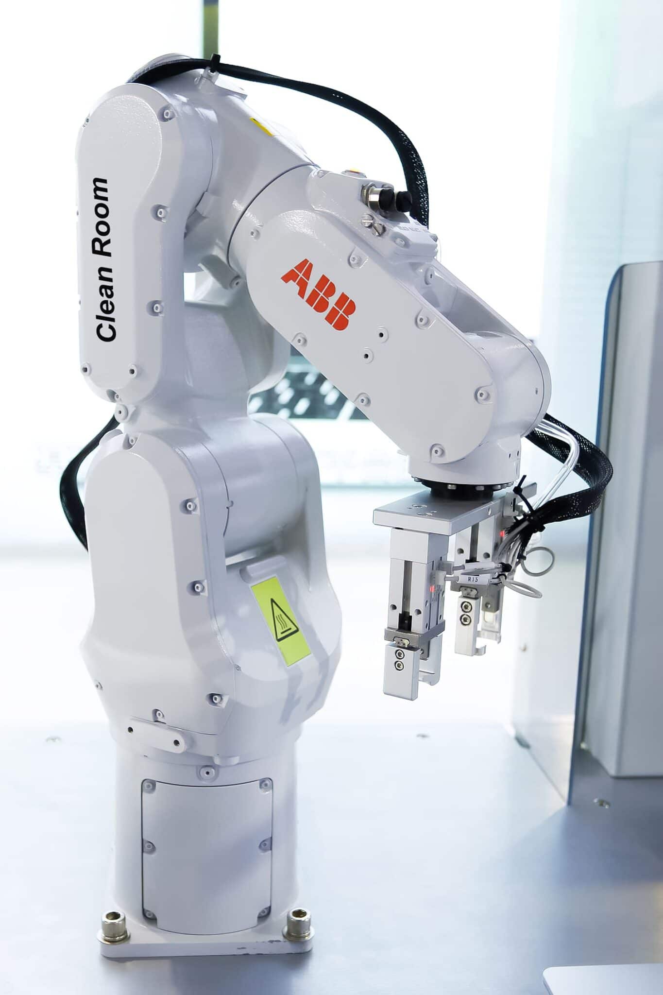 Da ABB una nuova versione del robot IRB 1100 per operazioni in ambienti sterili - Innovation Post