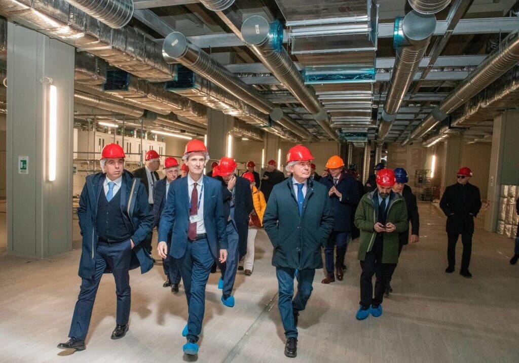 Il ministro Urso visita il cantiere di STMicroelectronics a Catania ...
