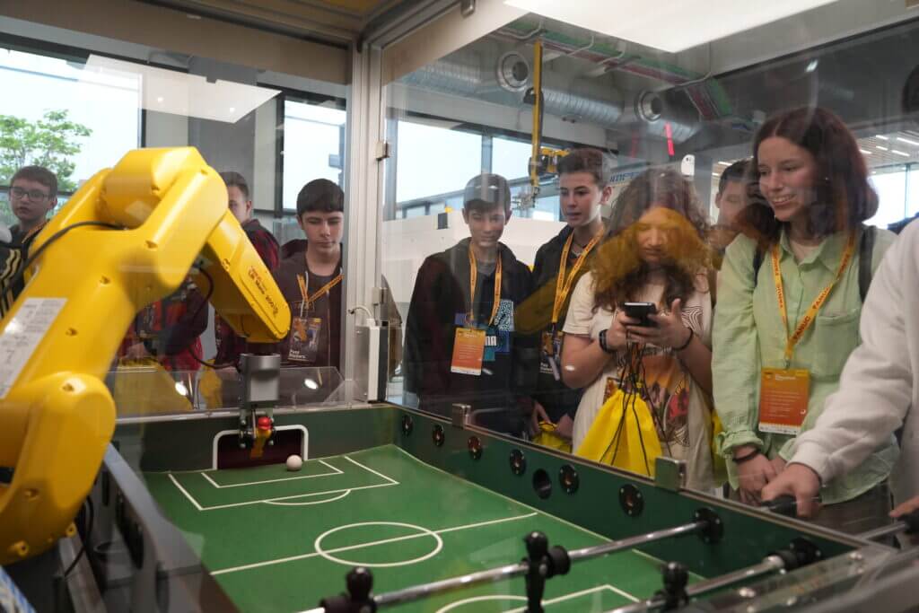 Giovani studenti e robot, Fanuc porta in Italia le Olimpiadi di ...